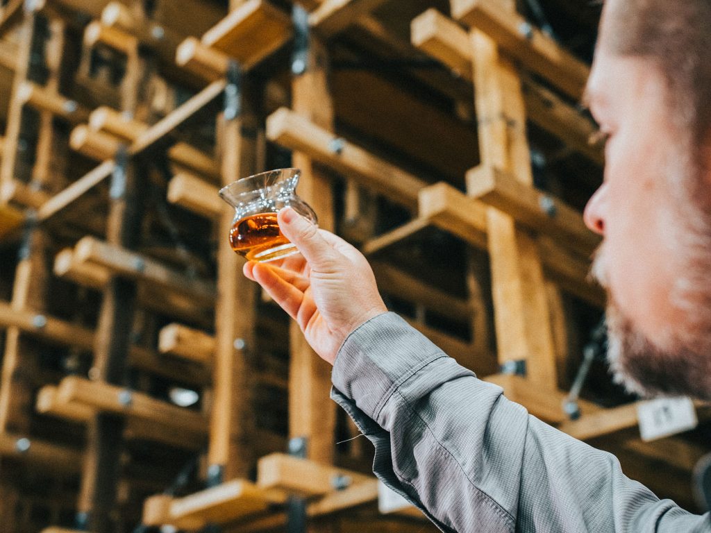 Roaming Man Tennessee Pot Distilled Whiskey – Sugarlands Distilling Company